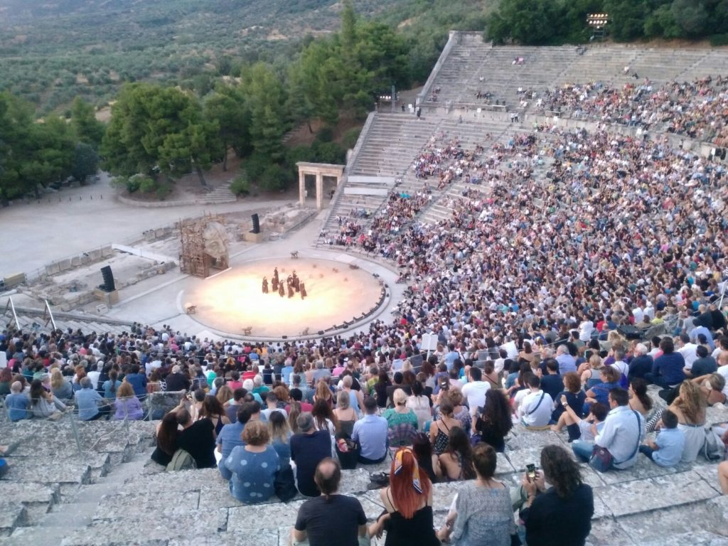 Θερμό χειροκτρότημα για την Ορέστεια του Αισχύλου στο Αρχαίο Θεατρο ...